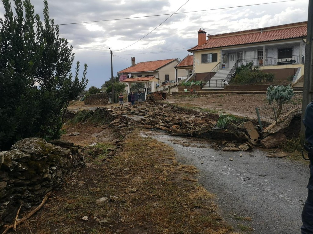 Mau tempo em Macedo de Cavaleiros arrasou caminhos agrícolas e inundou ...